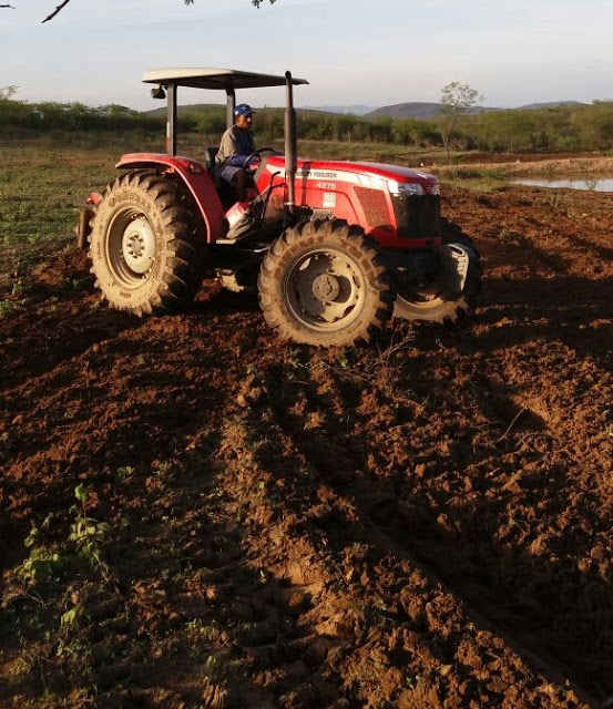 Trator adquirido com recursos da CODEVASF, beneficia agricultores do ...
