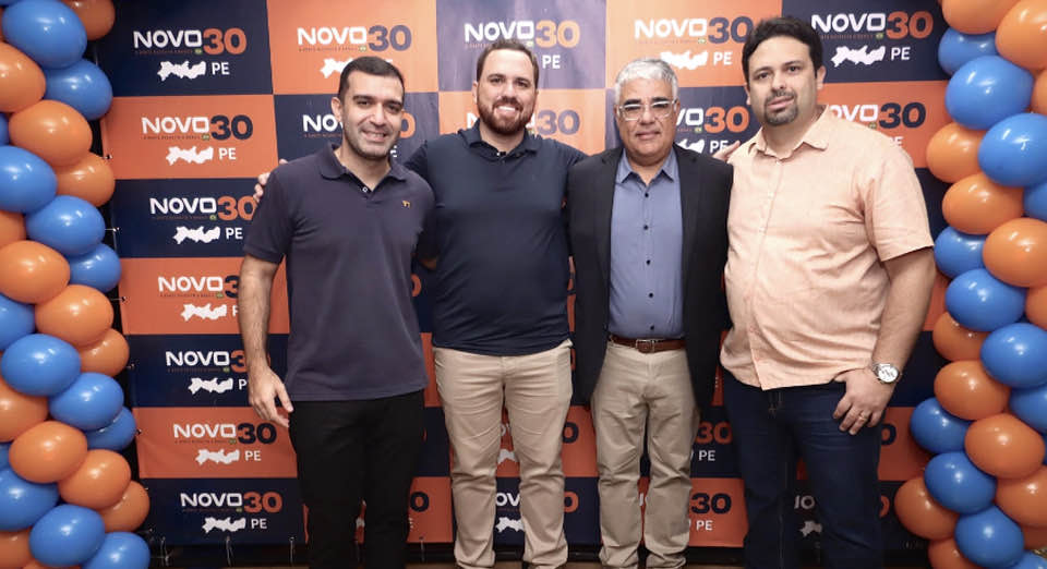Tecio Teles, ao lado das lideranças nacionais do Partido Novo, é ...